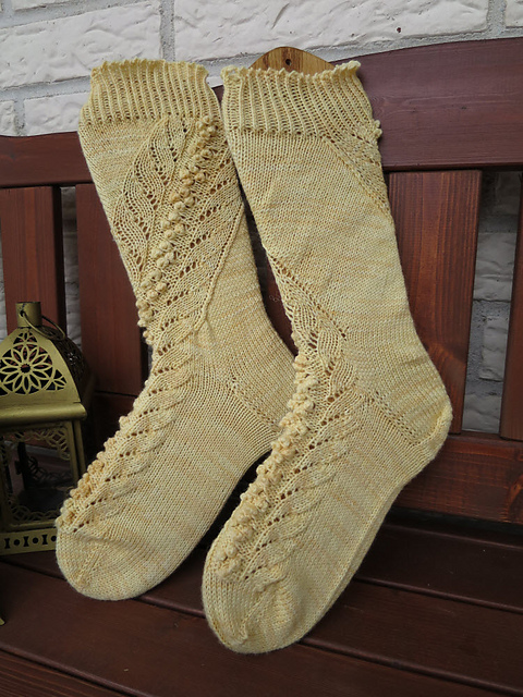 Ravelry: Pitsisukka's Climbing Mistletoe Socks