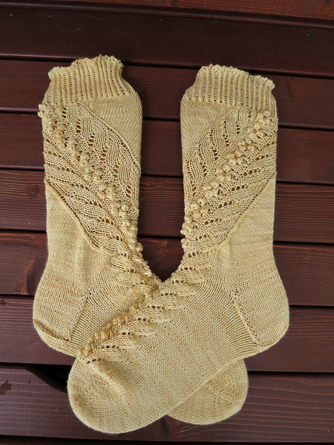 Ravelry: Pitsisukka's Climbing Mistletoe Socks