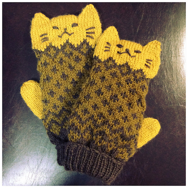 Ravelry: cat mittens pattern by shizukudo （しずく堂）