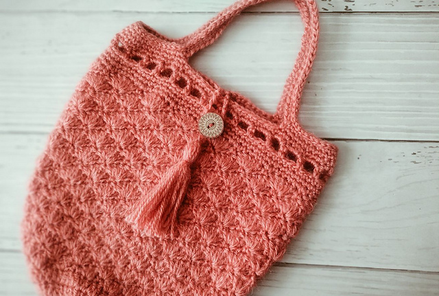 Ravelry: Easy shell stitch bag pattern by TLH Patterns