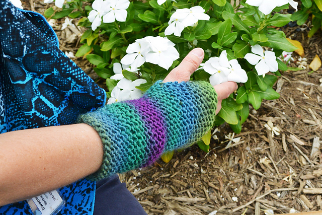 Ravelry: Super Simple Fingerless Gloves pattern by Project Knitwell
