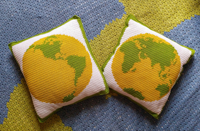 Ravelry: Two Hemispheres Cushion Set pattern by Maria Jęczmyk