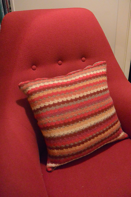 Ravelry: Pillow with Lifted Stitches pattern by Hege Russnes