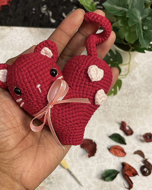 Ravelry: Valentine Heart Cat pattern by Fatima MAli