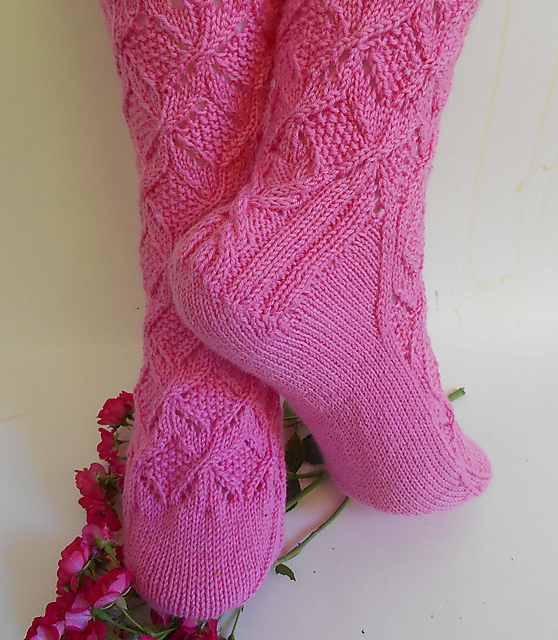 Ravelry: Guava Socks (Cuff Down) pattern by Qianer Huang