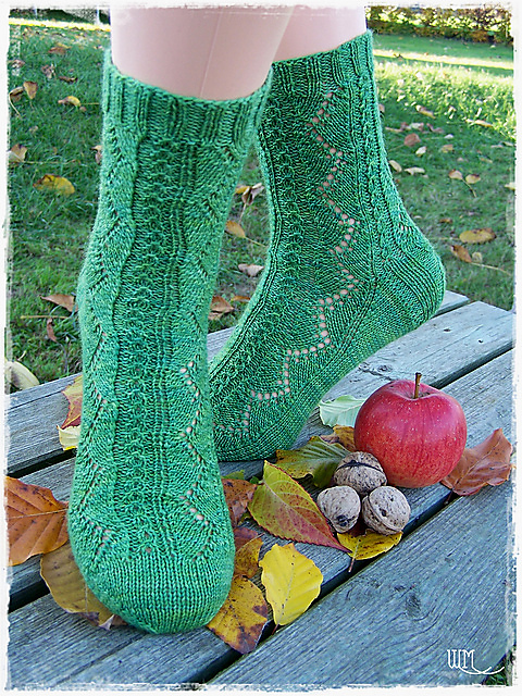 Ravelry: Flower Lace Socks (Cuff Down) pattern by Qianer Huang