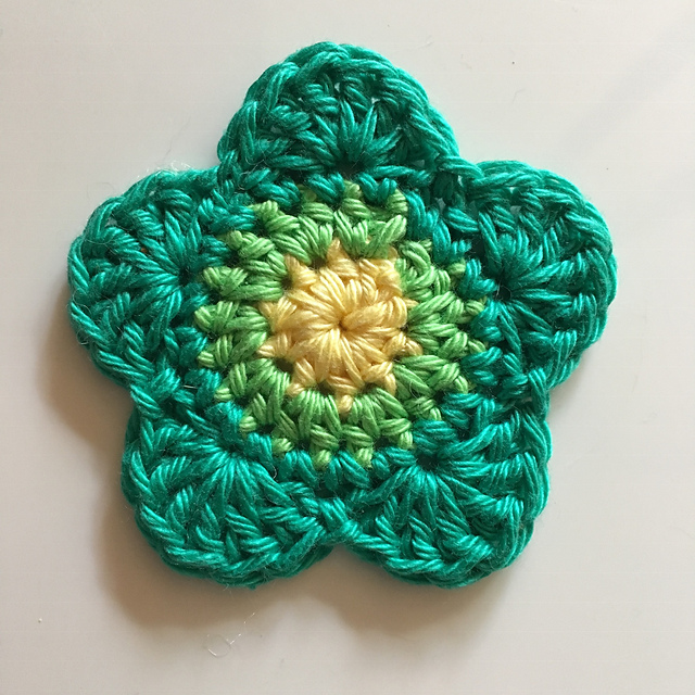 Ravelry: Cutie Pie Flower pattern by Queen Babs