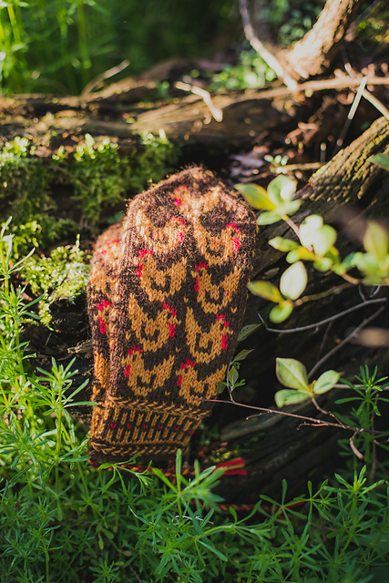 Ravelry: Little Red Hen Mittens pattern by Caryn Prouty
