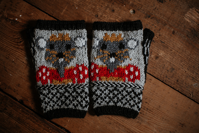Ravelry: Mouse King Fingerless Mitts pattern by Caryn Prouty