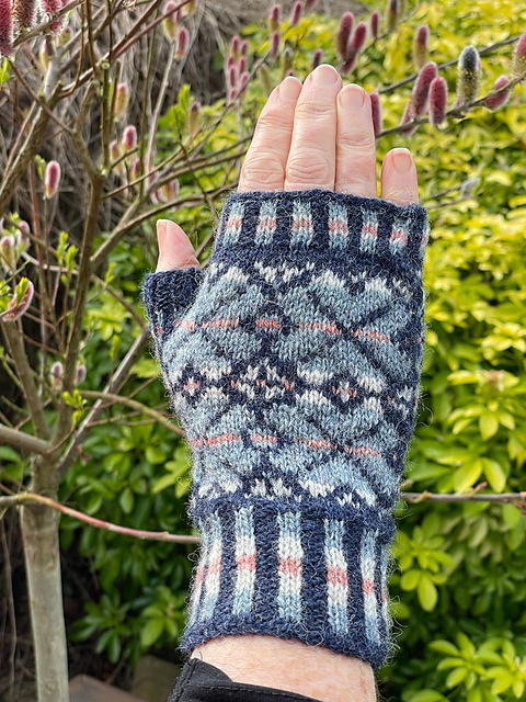 Ravelry: Victorian Tile Fingerless Mitts pattern by Rachael Sterrett