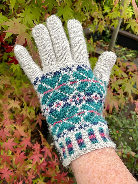 Ravelry: Methera Tile Gloves (Light) pattern by Rachael Sterrett