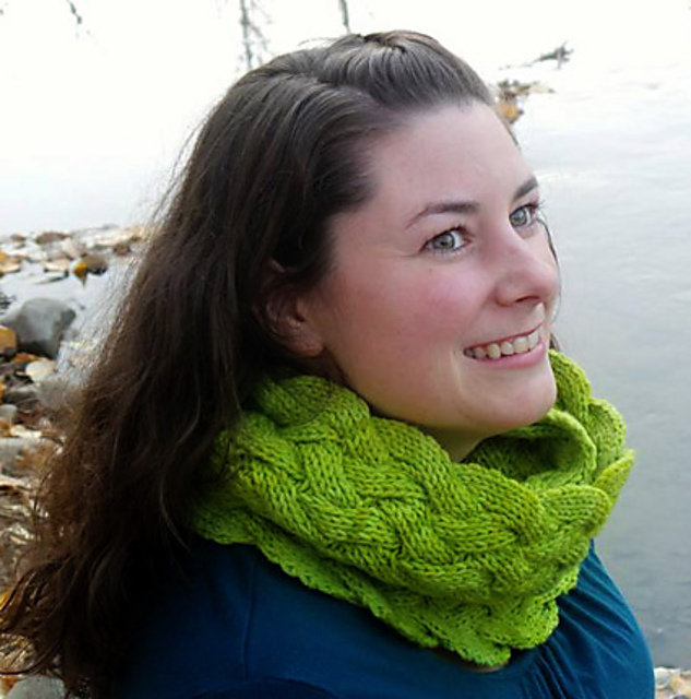 Ravelry: Moebius Braid Cowl pattern by Rachel Roden