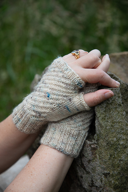 Ravelry: Helter Skelter Mitts pattern by Rachael Prest (Cat & Sparrow UK)