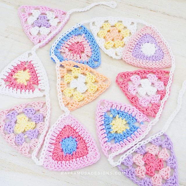 Ravelry: Scrap Triangle Bunting pattern by Raffaella Tassoni