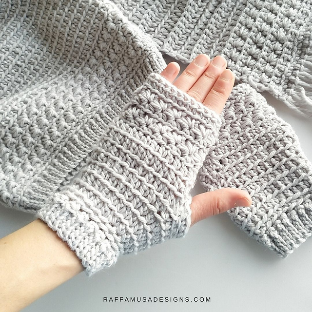 Ravelry: Star Stitch Fingerless Gloves pattern by Raffaella Tassoni