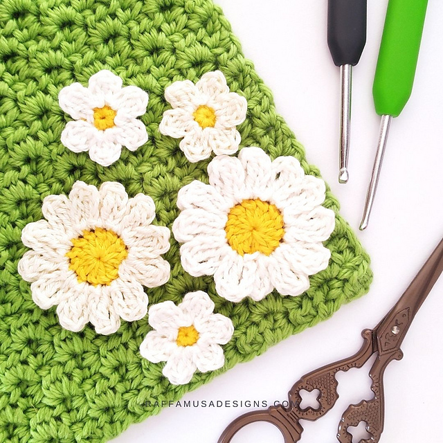 Ravelry: Daisy Flower Appliques pattern by Raffaella Tassoni