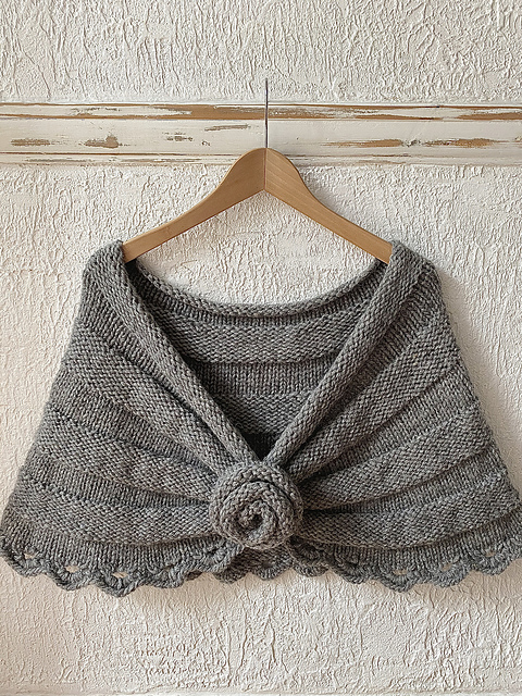 Ravelry: Cropped Chunky Capelet pattern by Raimonda Bagdoniene