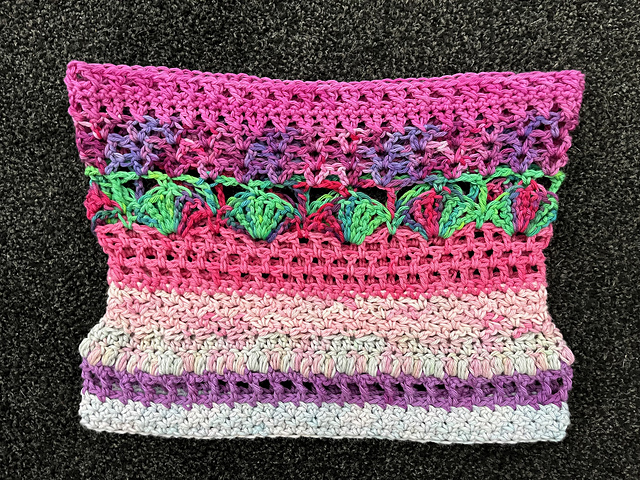 Ravelry: Laura cowl pattern by Jessica Boddis