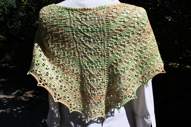 Ravelry: Ranunculus Shawlette pattern by Raven Knits Design