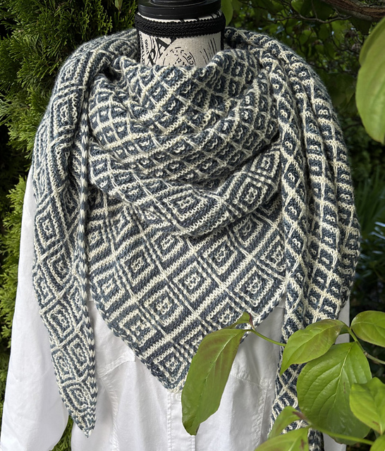 Ravelry: Raven Square Dance pattern by RavenstitchStudio