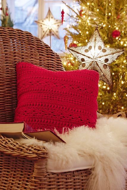 Ravelry: Merry & Bright Cushion pattern by DROPS design