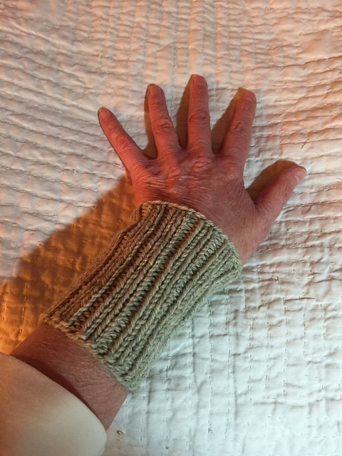 Ravelry: Laura Ridgewell's Wristers pattern by Robin Hansen