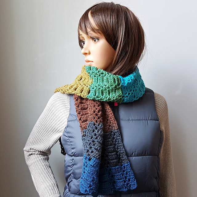 Ravelry: Sanguine Scarf pattern by Rhondda Mol (Oombawka Design)