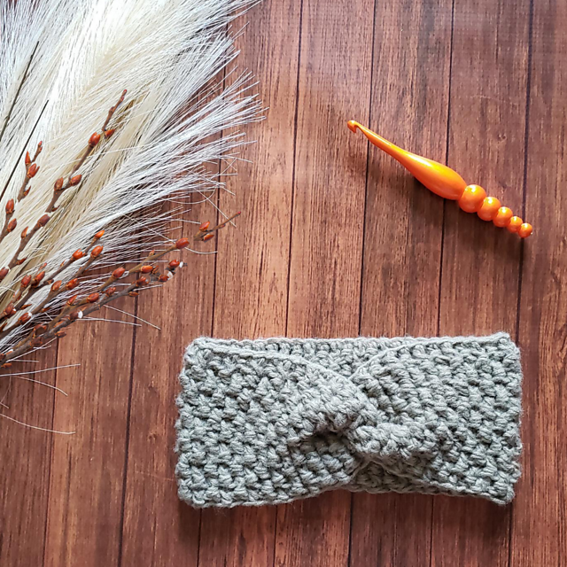 Ravelry: Subdued Twisted Earwarmer pattern by Rhondda Mol (Oombawka Design)