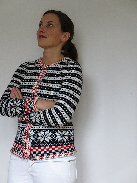 Ravelry: Fana Cardigan (#18) pattern by Yoko Hatta (風工房)