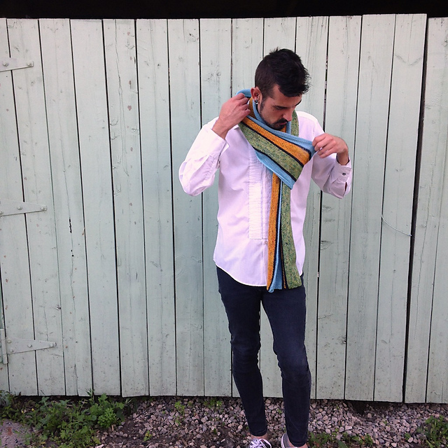 Ravelry: Median pattern by Robbie Laughlin