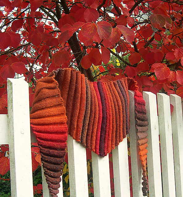 Ravelry: Wellenbaktus (Wavy Baktus) pattern by Frollein Rosenresli