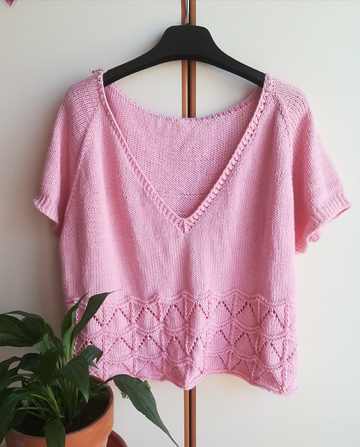 Ravelry: Dancing pyramids pattern by Ruta Sab.