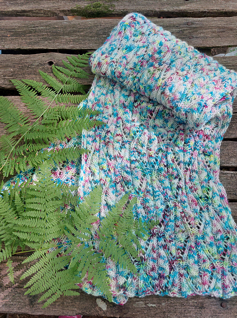 Ravelry: Sprinkles scarf pattern by Ruta Sab.