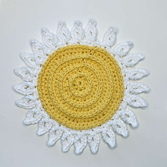 Ravelry: Darling Daisy Hot Pad pattern by Angie Dooley