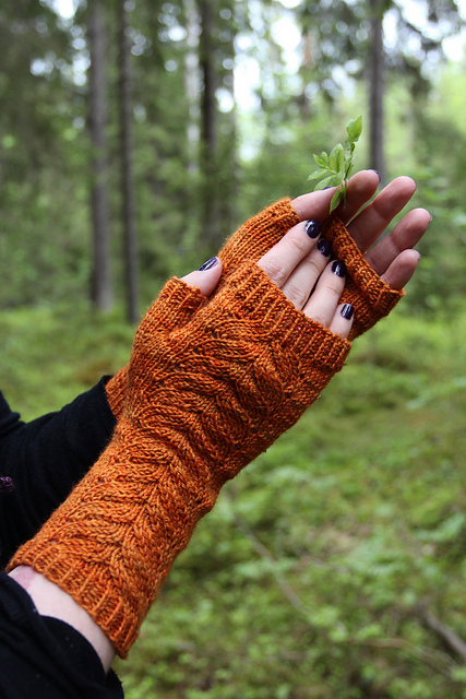 Ravelry: Piitu Mitts pattern by Heidi Alander