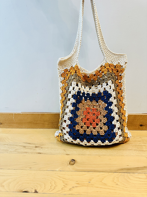 Ravelry: Granny Square Tote pattern by Salena Baca