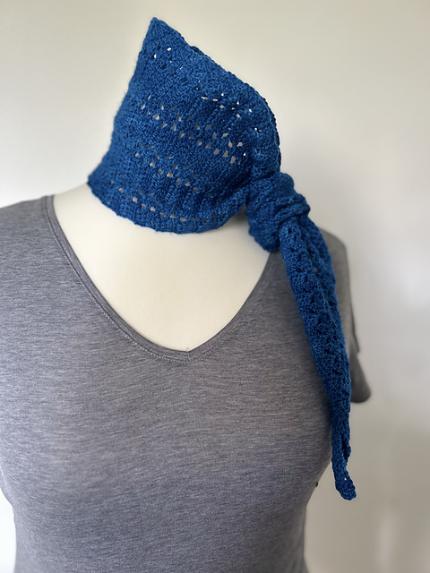 Ravelry: Foulard Menzoberranzan pattern by Caroline Parrini