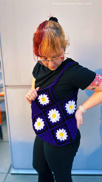 Ravelry: Daisy Granny Square Bag pattern by Sam Bartley