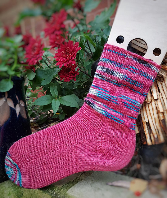 Ravelry: Two Tone Socks pattern by Sara Tomlinson Designs