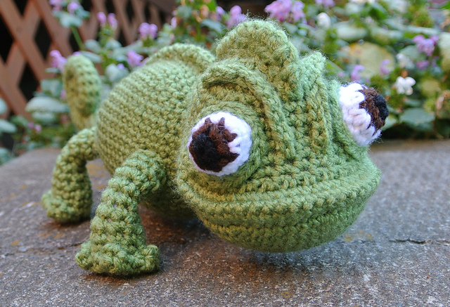 Ravelry: Chameleon Sidekick pattern by Sarah Horrocks