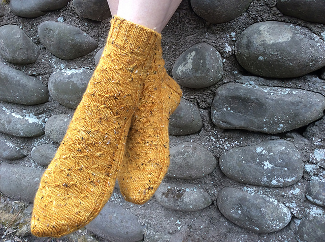 Ravelry: humblebee socks pattern by Sara Bauer