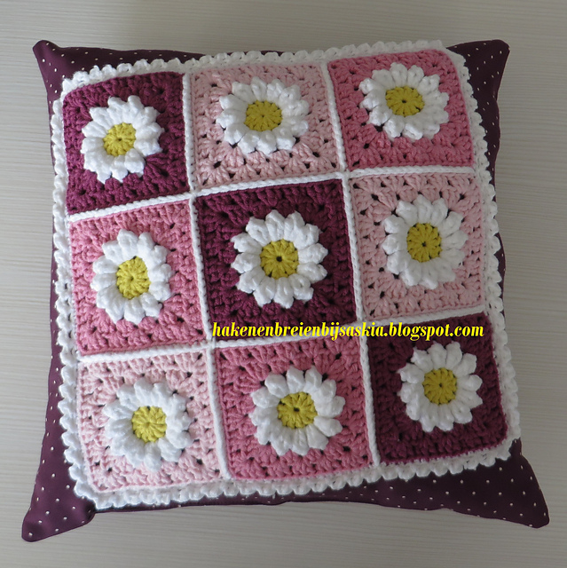 Ravelry: Daisy Square Cushion pattern by Saskia Tauladan