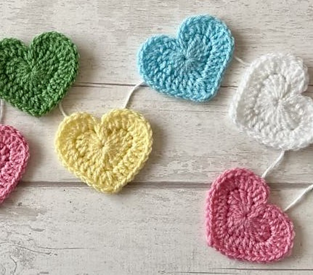 Ravelry: Heart Bunting pattern by Sarah Catterall