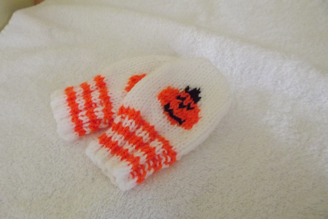 Ravelry: Pumpkin Mittens pattern by Mary Edwards