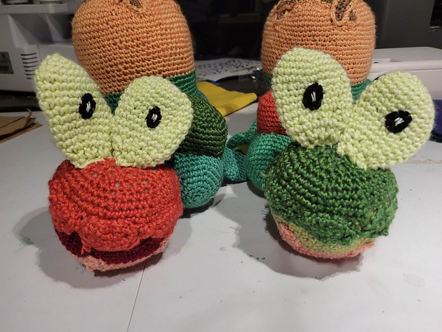 Ravelry: 840 Applin pattern by Ash Frost