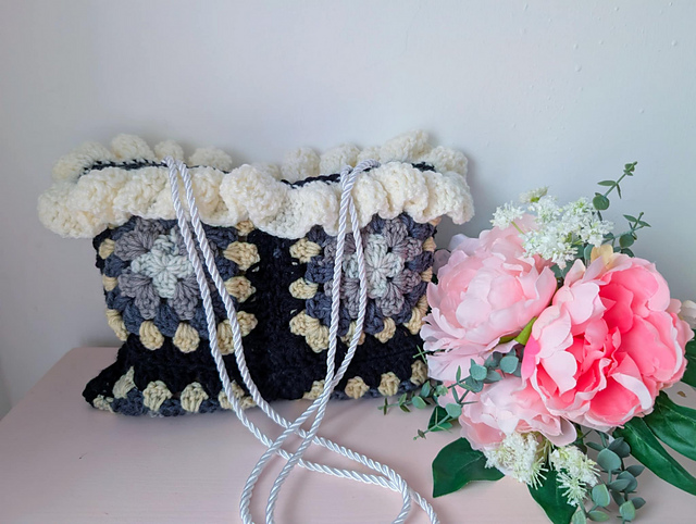 Ravelry: Cozy Granny Square Bag pattern by Selina Veronique
