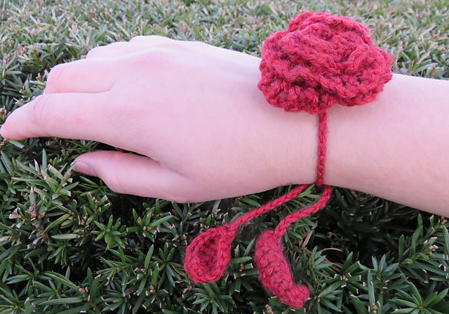 Ravelry: Lace Rose Tie-On pattern by Erin Frederick