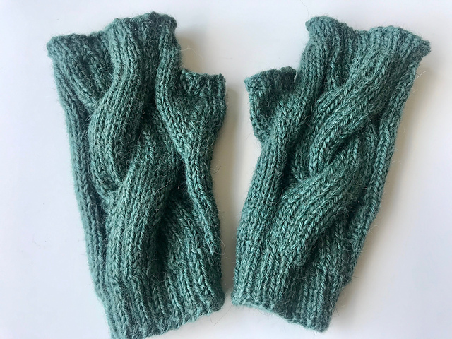 Ravelry: Chunky Cabled Glove pattern by Shady Sheep