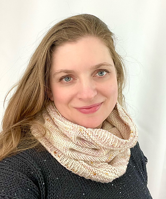 Ravelry: The Queen's Cowl pattern by Shaina Bilow