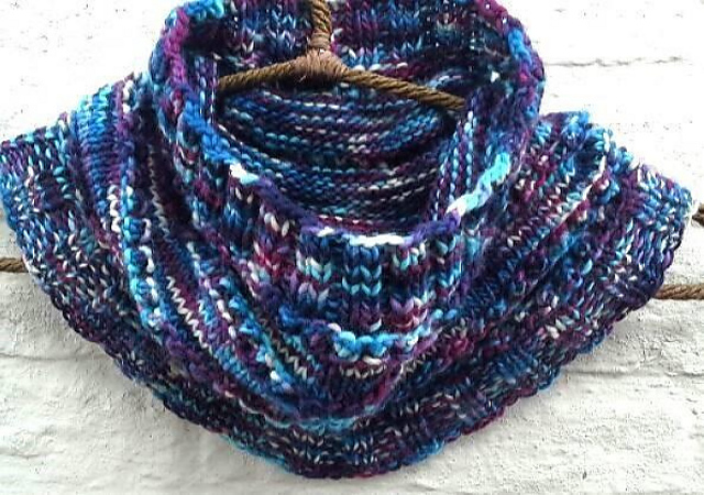 Ravelry: Easy Merino Cowl pattern by Sheepuycolors yarns